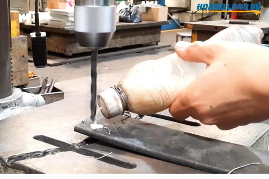 Cách khoan thép cứng HIỆU QUẢ và NHANH CHÓNG